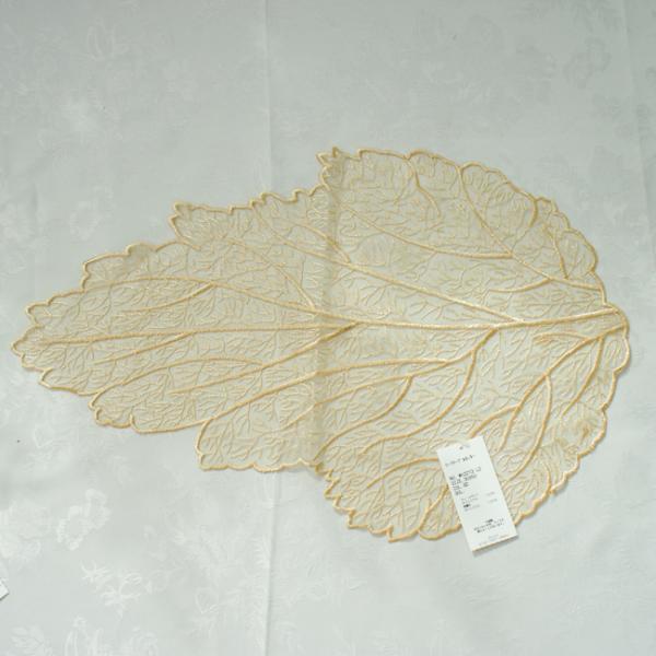 リーフ型の綺麗なゴールド色のセンター。テーブルやチェストのアクセントやオブジェなどの敷布に。■サイズ：Mサイズ・約30×50cm■素材：ポリエステル■生産国：中国※Sサイズは別売りでご用意しております。※Mサイズは二つ折りでの配送です。