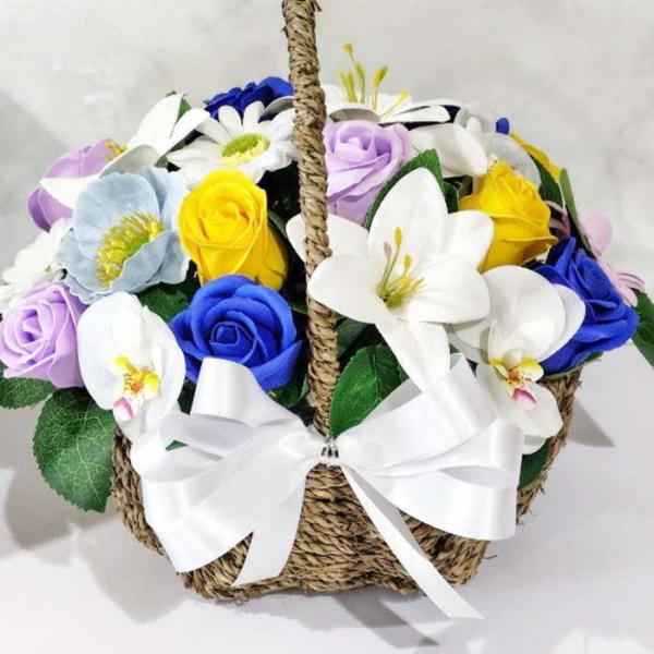 【カラー】イエロー　ホワイト　ブルー系【素材】石鹸花　造花約　23本タイプです。★写真はイメージです。季節により内容（リボン、かご　ラッピングなど）が異なる場合がございます。予めご了承お願い致します。※注意事項・石鹸でできていますが洗濯・洗...