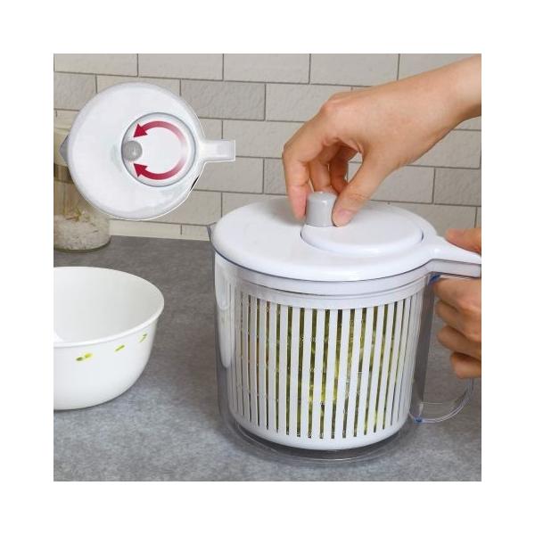 ●使い方簡単！くるくる回すだけで野菜の水切りがスピーディーに。●時計・反時計どちらに回してもOKです！●2.5Lまで計れる目盛り付きなので、大容量の計量カップとしても活躍。●水切り後の排水や注ぎがラクラクな注ぎ口付き。●バスケットは取り外せ...