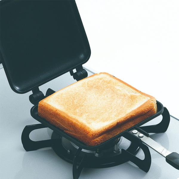 ●パンにお好みの具材を挟んで簡単にホットサンドが作れる!●ふっ素加工なのでホットサンドがきれいに取り出しやすい●気軽に使える1個タイプ。●サイズ(約)/全長355×幅150×30mm●重量/345g●表面加工/内面：ふっ素樹脂塗膜加工、外面...
