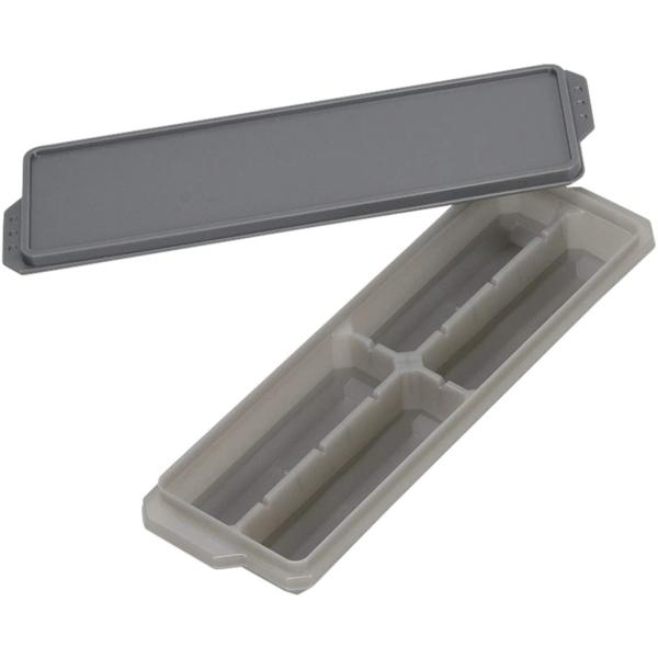 ●「ポンッ！」底面が押せるアイストレー●氷の取り出しがラクラクなアイストレーです。●大容量ボトルに最適な極太スティック状の氷が作れます●底面がやわらかい素材なのでギュッ！と押し出せます。●安心の日本製。冷蔵庫のニオイがつきにくいフタ付きタイ...