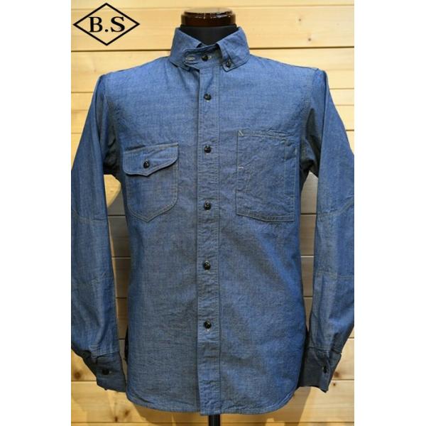 1920年のドレス＆ワークにより創造したダブルエルボーシャツ。シャンブレー素材とワークの創りながらエリの形状やサイズ感など随所にドレス要素を融合した仮想ヴィンテージシャツ。強くスタイリッシュに魅せる色気漂う雰囲気があります。素材：コットン1...