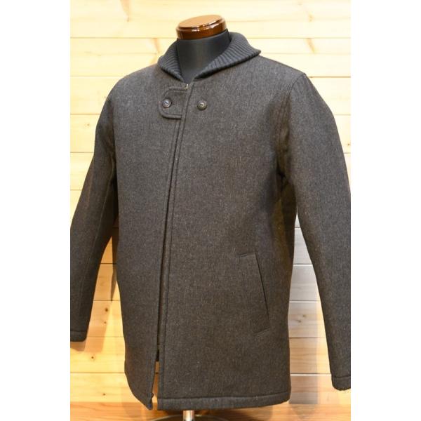 素材：ウール90％ ナイロン10％愛知県一宮市で製造したヴィンテージウールメルトン素材とコットンキルティングライナーの組合せによるファラオコート。追求製造した素材からシンプルながらシブい男のアウターコートに仕上がっています。シャツの上から羽...