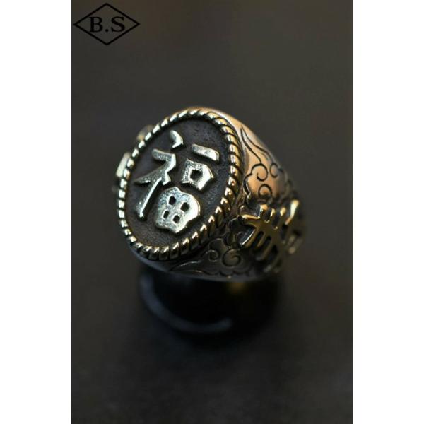 オリジナルリングメキシカンリングを元に製作を以来トップには福、両サイドに唐草模様の上に、禄と寿をあしらった漢字をモチーフにしたメキシカンリング調のリングとなります。福禄寿とは幸福（現代日本語でいう漠然とした幸福全般のことではなく血のつながっ...