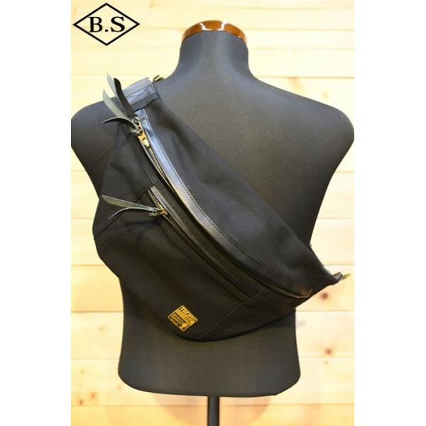 タウンユースからショートツーリングまでこなす最適なサイズを求め試行錯誤を重ねました。底のマチを広くとり、財布、手帳等の携帯品や工具ツールロールまで必要十分な容量を確保。内側は総柄オリジナル生地で内ポケットも付きます。グローブを装着したままで...