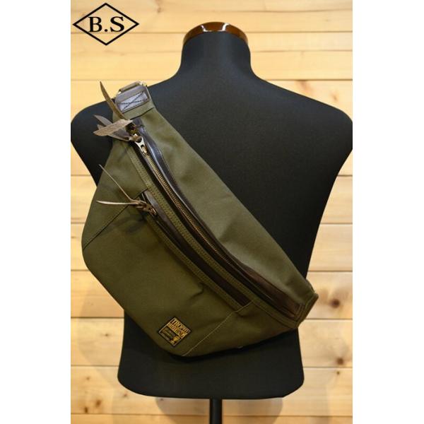 タウンユースからショートツーリングまでこなす最適なサイズを求め試行錯誤を重ねました。底のマチを広くとり、財布、手帳等の携帯品や工具ツールロールまで必要十分な容量を確保。内側は総柄オリジナル生地で内ポケットも付きます。グローブを装着したままで...