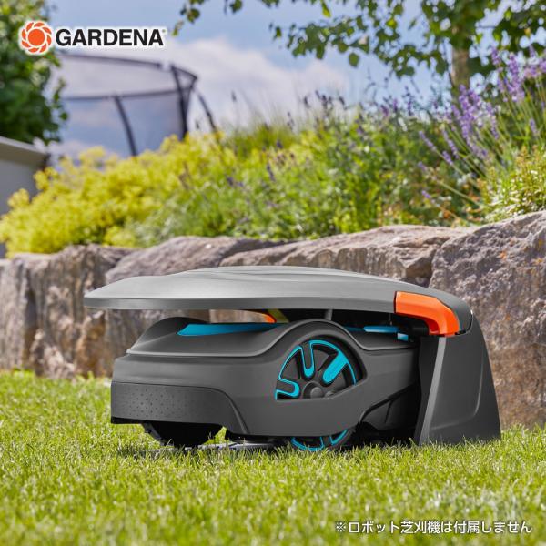 GARDENAロボット芝刈り機専用のガレージは、強い日差しや紫外線、突然の雨、風、落ち葉、鳥のフンなどからしっかり守ります。大切な芝刈り機を劣化から防ぎ、長く快適に使い続けられます。季節や天候を気にせず、しっかり働いた後は屋根の下でゆっくり...