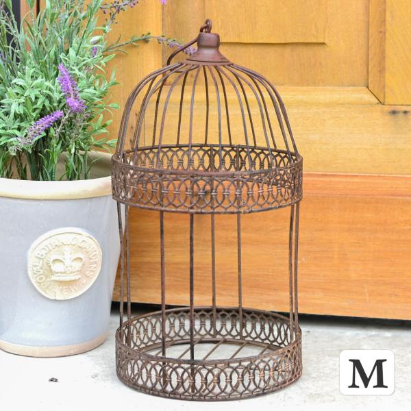 鳥かごをモチーフとしたフラワーゲージです。アンティーク調なデザインで、落ち着いた雰囲気がオシャレ。グリーンとの相性も良く、中にお気に入りの植物を入れてガーデンテーブルに飾れば、お庭でのティータイムもより楽しめます。ハンギング用のフックが付い...