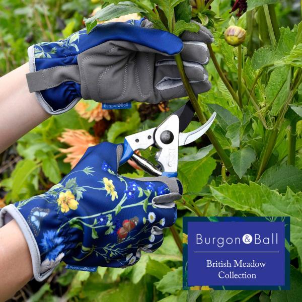 280年もの歴史がある英国Burgon&amp;Ball社製のガーデングローブ♪British Meadowコレクションのネイビーブルーの背景に繊細な草原の花と蝶が際立つ美しいデザインの女性用手袋です。丈夫で柔らかく、手のひら部分はクッショ...