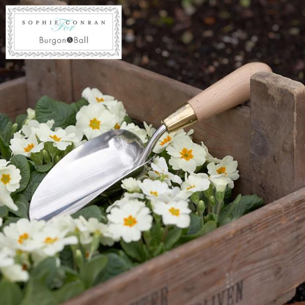 SOPHIE CONRAN for Burgon ＆ Ball　シリーズのハンドスコップです。このスコップは、ヘッド部分の背部をゆるやかなカーブで補強することで、土がこぼれるのを防いでいます。これで日々の不満がひとつ少なくなりますよ。ヘッド...