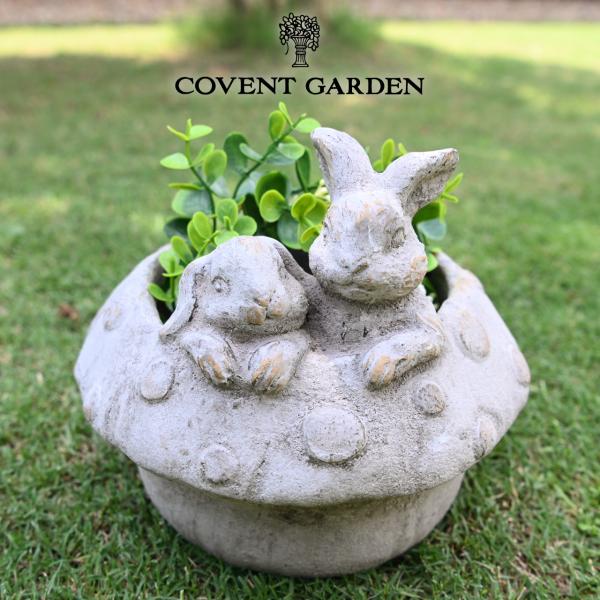 キノコから2匹のうさぎが顔を出している、なんとも愛らしいポットです。背中側に小ぶりのグリーンやお花を植えられます。アンティーク風に仕上げたセメント製で、重厚感がありつつもグリーンを引き立てお庭になじんでくれます。童話のような可愛らしいお庭を...