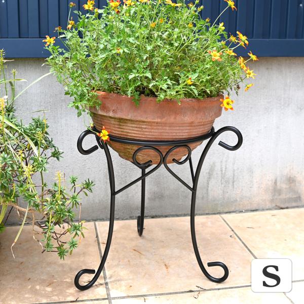 すっきりとしたデザインのアイアン製フラワースタンド。脚の曲線がとってもエレガントです。飾った鉢が、凛とした雰囲気になります。植木鉢が地面から離れているので、虫の侵入を防ぐことができます。シンプルだけど少しだけ豪華に、たまには鉢植えに変化をつ...