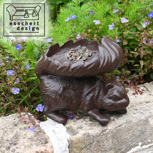 小鳥をお庭に招いてえさ場を提供できるバードフィーダー（えさ台）。基本的に「野鳥にはえさを与えない」のが原則。ただし、冬の寒い時期など自然界にえさが不足する季節だけ、お庭にバードフィーダーを置いて小鳥をお庭に招きましょう。えさをついばむ小鳥た...