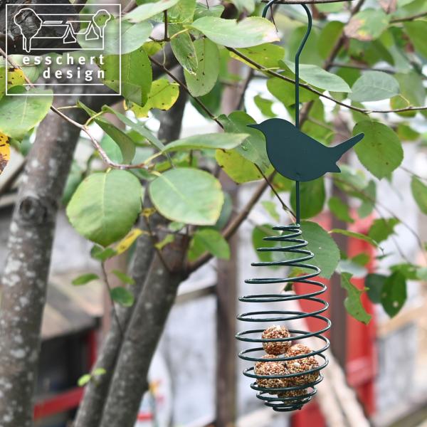 小鳥をお庭に招いてえさ場を提供できるバードフィーダー（えさ台）。基本的に「野鳥にはえさを与えない」のが原則。ただし、冬の寒い時期など自然界にえさが不足する季節だけ、お庭にバードフィーダーを置いて小鳥をお庭に招きましょう。使い方はとっても簡単...