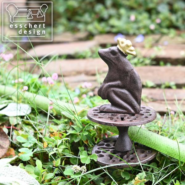 大切な花壇を守りながら、水やりを快適に。長い散水ホースでの水やりは、散水ホースが植物をなぎ倒してしまったり、花壇の角で引っかかったりして、意外とストレスが多いものです。そんなときに便利なのが、ホースガイドです。花壇の縁やアプローチの角など、...