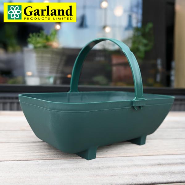 英国らしいデザインが素敵なGarland社製のトラッグ。たくさんの苗や、お庭でよく使うハサミ、スコップ、 手袋などの道具を入れてお庭へ持ち運びするのに便利なトラッグ。収穫した野菜や、花がら摘みにも最適です。また、用土を混ぜるのに使ったり、鉢...