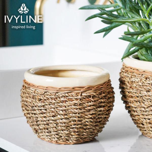 陶器の周りをシーグラス（天然水草）で編み込んだ、オシャレで可愛いポットカバーです。自然な仕上がりで丸みのあるデザインは植物を優しく引き立ててくれます。シーグラスは日本のイグサのような水草で、職人の手によってひとつひとつ編み込まれています。シ...