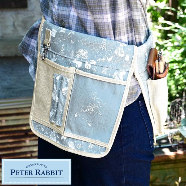 可愛らしいピーターラビットのイラストがちりばめられたガーデンツールエプロンです。ポケットがたっぷりあるから、小物や道具をたくさん収納できて作業がはかどりますよ。ポケットと、エプロンのフチ取り部分には縄目模様がオシャレなPUレザーでつくられて...