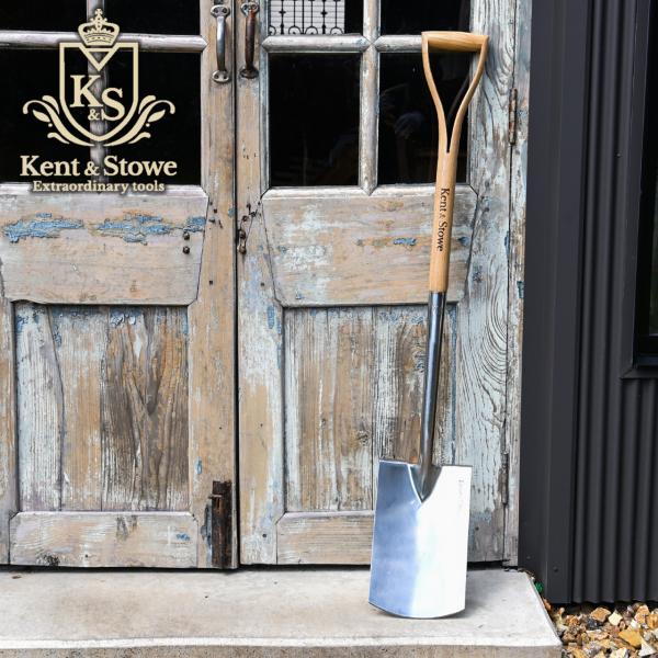 広い範囲で土を掘り起こしたり、砕いたり、花壇の縁取りや土壌改良剤の混合にも便利なディギングスペード。やわらかい色合いのアッシュウッドを使用した美しい木目のハンドル。人間工学に基づいて、手にフィットして握りやすいように設計されており、ガーデニ...