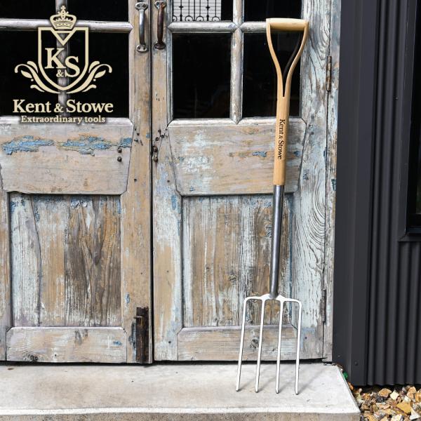 土をほぐしたり、堆肥をひっくり返したり、お庭周りの植物やゴミの移動に便利なディギングフォーク。やわらかい色合いのアッシュウッドを使用した美しい木目のハンドル。人間工学に基づいて、手にフィットして握りやすいように設計されており、ガーデニング作...