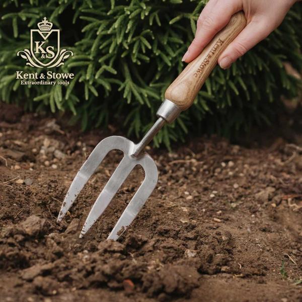 土をやわらかく耕したり、気になる雑草をサッと取り除いたりと、これひとつでガーデニングをしっかりサポートします。花壇づくりや鉢植えのお手入れなど、幅広いシーンに大活躍。軽くて扱いやすいから、初心者の方でも安心して使えます。握りやすく滑りにくい...