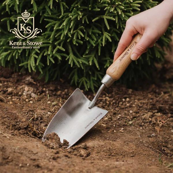 このステンレスハンドスコップは、ガーデニングや家庭菜園に便利なスコップです。固くなった土を耕したり、球根、苗、花壇に植物を植え付けたり…。土をしっかりすくえる絶妙なカーブと深さで、作業効率も抜群です。このスコップ1本で、さまざまな作業がとて...