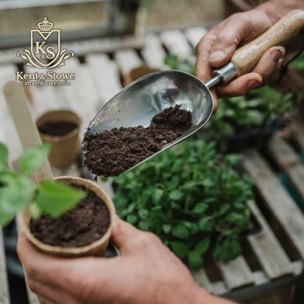 家庭菜園や観葉植物のお手入れにぴったりな、こだわりの園芸用スコップです。特長はなんといっても「深くて、すくいやすい」形状。すくった土がこぼれてしまうことも多い中、このスコップは高めの縁としっかりとした深さで、土や堆肥をしっかりキャッチ。「こ...