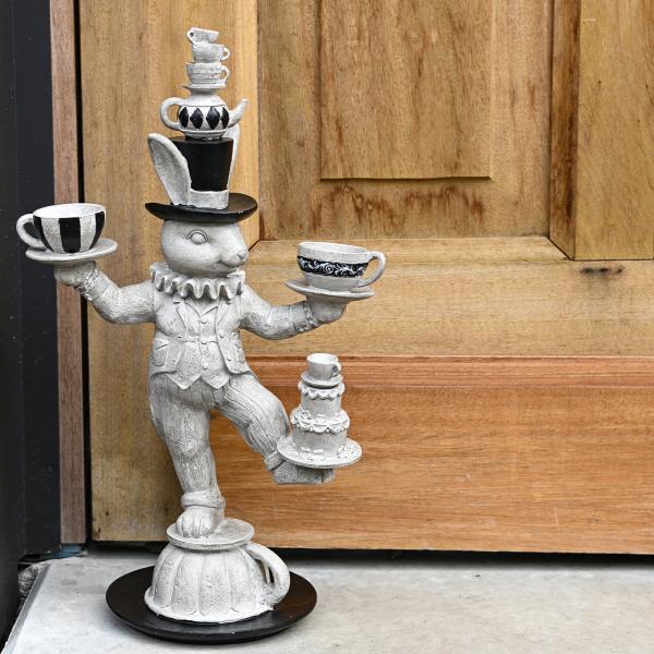 お庭のお茶会にご招待♪白うさぎと一緒にティータイムティーセットにケーキ、お茶会の準備はお任せあれ♪両手にティーカップを持った白うさぎの置物。後ろ姿もとっても素敵です。アンティーク調の落ち着いた色合いなので、お庭や玄関にそのまま置くだけでおし...