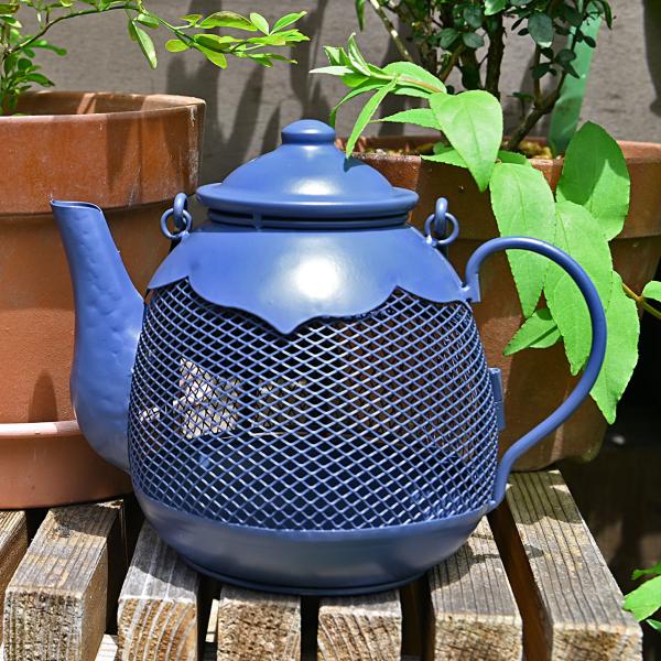 お庭に置くだけでおとぎの国の雰囲気に。細部まで丁寧に仕上げられたデザイン。玄関先やお庭に置いたりガーデンオブジェにしたり。何気ない日常のひとコマを素敵に引き立ててくれるティーポットの蚊やりです。仕様サイズ：(約）幅22.5cm×奥行17cm...