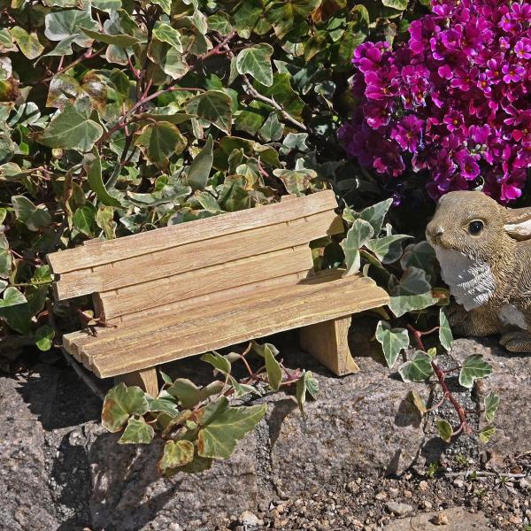 小さな置物のためのベンチお庭にそっと置いてみたり、動物のオブジェと一緒に飾ったり。木目調で可愛い手のひらサイズのオブジェです。お庭にちょっと彩りが欲しい場所に置けば、やさしい色合いがお庭やお花を引き立てます。お庭に来た小さな動物や昆虫たちも...