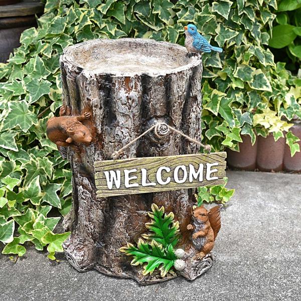 本物そっくりな切り株に森の仲間が遊びに来ました。青い小鳥はちょっと休憩♪２匹のリスはお客様をおもてなししてくれるようです。切り株の上に鉢を置いて花台にしたり、水を張ってバードバスにしたり。落ち着いた雰囲気で置くだけで物語が始まります。ウェル...