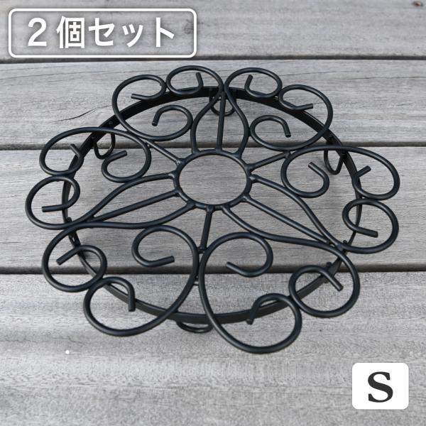 お庭や玄関前に置くだけで絵になるような、オブジェとしても使えるオシャレな アイアン製のフラワープレートです。幾何学的文様を反復して作られたアラベスク模様はとても神秘的で、お花がグッと素敵に見えちゃいます♪このフラワープレートを使えば、植木鉢...