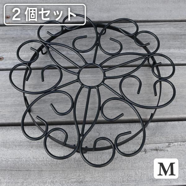 お庭や玄関前に置くだけで絵になるような、オブジェとしても使えるオシャレな アイアン製のフラワープレートです。幾何学的文様を反復して作られたアラベスク模様はとても神秘的で、お花がグッと素敵に見えちゃいます♪このフラワープレートを使えば、植木鉢...