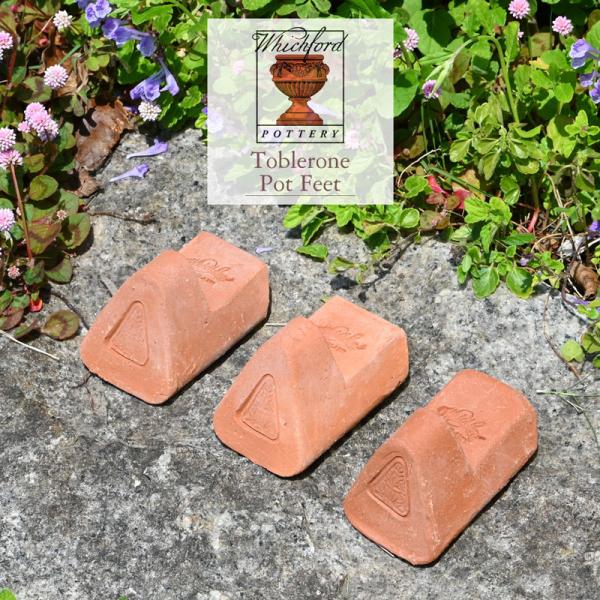 三角形の中央にポットに植えられたグリーンが描かれている、ウィッチフォードのポットフィート３個セットです。大切な植木鉢を蒸れや暑さ、害虫などから守ってくれます。ウィッチフォードのポットと合わせれば、ますます素敵なポットになり植物をさらに魅力的...