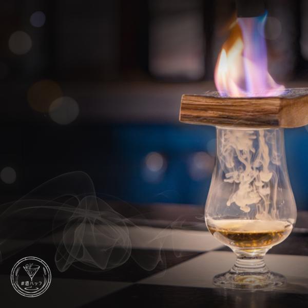 お酒やおつまみをいつものグラスで燻製。贅沢な味わいをいつでも簡単に。スモーカー本体は国内の蒸留所で実際に使用されていたウイスキー樽を加工してアップサイクルした簡易燻製器です。仕様内容物：スモーカー本体、スモークチップ