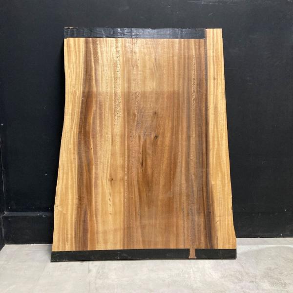 モンキーポッド 荒木サイズ：1055mm×800~935mm×50mm※天然木のため、寸法の表記はおおよその値です。※木裏中央に割れがあります。写真にてご確認下さい。　樹種：モンキーポッド「この木なんの木♪」でお馴染みの木です。テーブルの材...