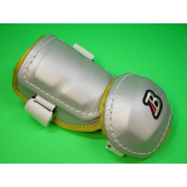 【発売日：2025年03月06日】バッターズ・アクセサリーならベルガード！グランドで目立つシルバーカラーです。日本プロ野球選手はもちろん、メジャーリーガー、世界各国のプロ選手から信頼されている高品質です。プロ選手仕様の合皮巻きタイプのツート...