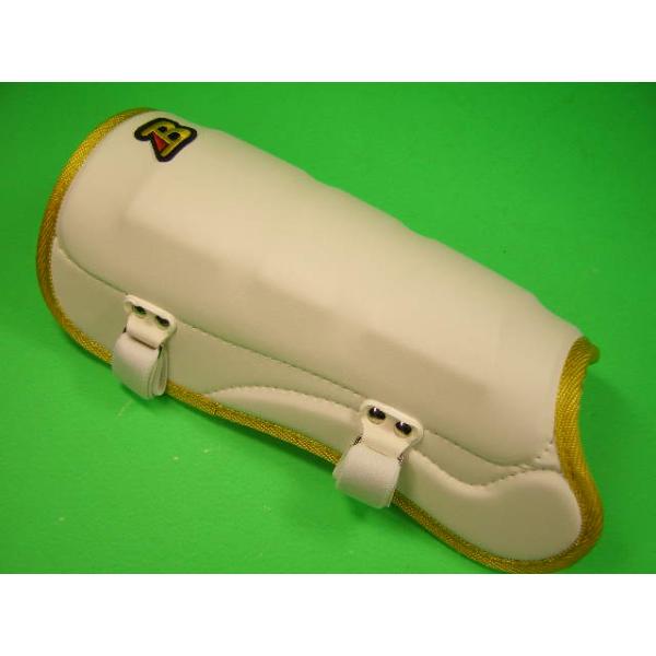 【発売日：2025年08月14日】バッターズ・アクセサリーならベルガード！ヒザ下から足首上までの自打球をガードします。右打者用、左打者用をご選択ください。日本プロ野球選手はもちろん、メジャーリーガー、世界各国のプロ選手から信頼されている高品...