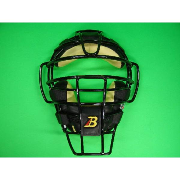 【発売日：2025年06月11日】小型フレーム、発声のしやすい W型パッド採用、人気の審判用マスクです。マスクの目幅は約3.6cm、軟式野球用のマスクです。フレーム・ブラック、パッドはブラック×クリームカラーです。デュアルアークフレーム採用...