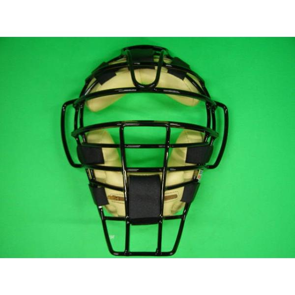 【発売日：2025年09月28日】小型フレーム、発声のしやすい W型パッド採用、人気の審判用マスクです。マスクの目幅は約3.6cm、軟式野球用のマスクです。デュアルアークフレーム採用従来品と違い、ヒタイ部のパッドとフレームが面接触となってお...