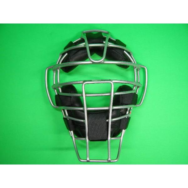 【発売日：2025年12月28日】小型フレーム、発声のしやすいW型パッド採用、人気の審判用マスクです。シルバーフレーム、マスクパッドはブラックデュアルアークフレーム採用従来品と違い、ヒタイ部のパッドとフレームが面接触となっており打球や投球の...