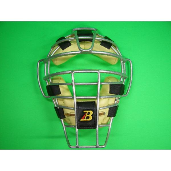 【発売日：2025年08月28日】小型フレーム、発声のしやすい W型パッド採用、人気の審判用マスクです。マスクの目幅は約3.6cm、軟式野球用のマスクです。フレーム・シルバー、パッドはクリームカラーです。デュアルアークフレーム採用従来品と違...