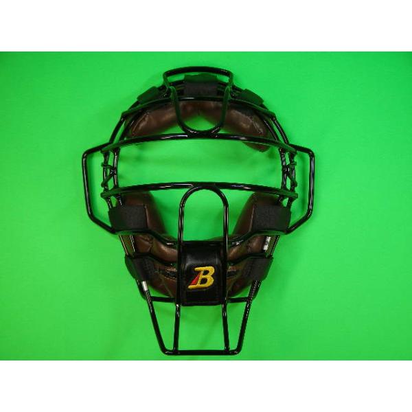 【発売日：2025年03月07日】送料無料 ベルガード 硬式用 軽量マスク UM770W発声のしやすい W型パッド採用、人気の審判用マスクです。カラーはフレームがブラック、パッドはブラウンカラーです。マスク前面にBマークワッペンを取り付けて...