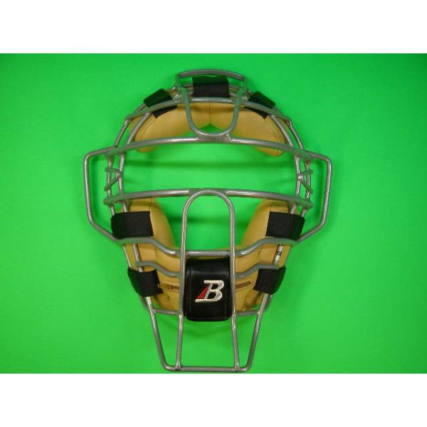 【発売日：2025年03月07日】送料無料 ベルガード 硬式用 軽量マスク UM770W発声のしやすい W型パッド採用、人気の審判用マスクです。カラーはフレームがシルバー、パッドはクレストカラーです。マスク前面にBマークワッペンを取り付けて...