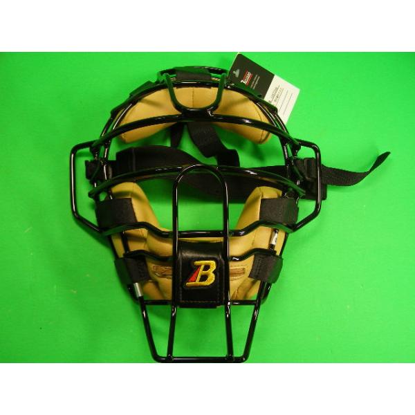 【発売日：2025年03月07日】送料無料 ベルガード ソフトボール用 軽量マスク UM770W発声のしやすい W型パッド採用、人気の審判用マスクです。カラーはフレームがブラック、パッドはクレストカラーです。マスク前面にBマークワッペンを取...