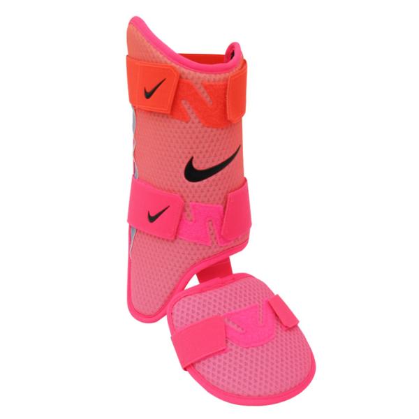 ナイキのレッグガード、2026年春夏新カラー！耐久性に優れ衝撃吸収するシェルがしっかりガード。つま先カバーは取り外し可能。ストラップは長さ調節可能。DRI-FIT素材がさらりと快適な状態をキープ。軟式野球・硬式野球どちらにも使用可能です。【...