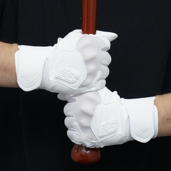 ニューバランスの高校野球対応バッティンググローブ、2025年春夏モデル！大谷翔平選手が着用しているモデルのコストパフォーマンスモデル。手のひら素材は、グリップ力と耐久性に優れた合成皮革。水洗いも可能です。手甲素材はフィット感バツグンのニット...