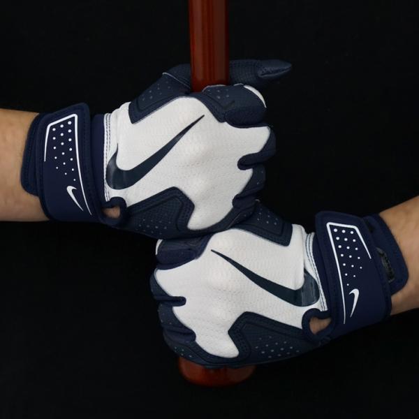 ナイキの大人用「アルファ2.0」バッティンググローブ！掌にはグリップ力と耐久性を高めるためのテクスチャ加工。DRI-FITテクノロジーが、快適さと速乾性を保ちます。ネオプレンカフが手首を快適に包み込み、しっかりとフィット。合成皮革なので、水...