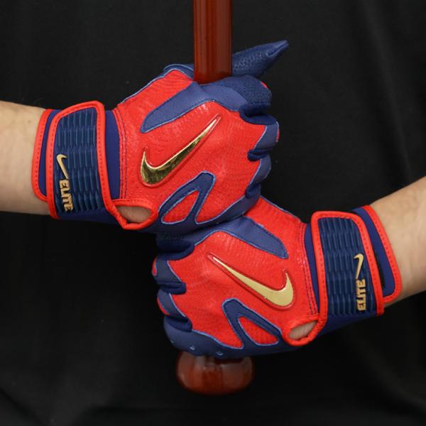 ナイキの大人用「アルファ エリート2.0」バッティンググローブ！掌にはテクスチャ加工のゴートレザーを使用し、優れたグリップ力と耐久性を実現Dri-FITテクノロジーが、快適さと速乾性を保ちます。小指・親指部分に通気穴を配置し、グローブ内部の...