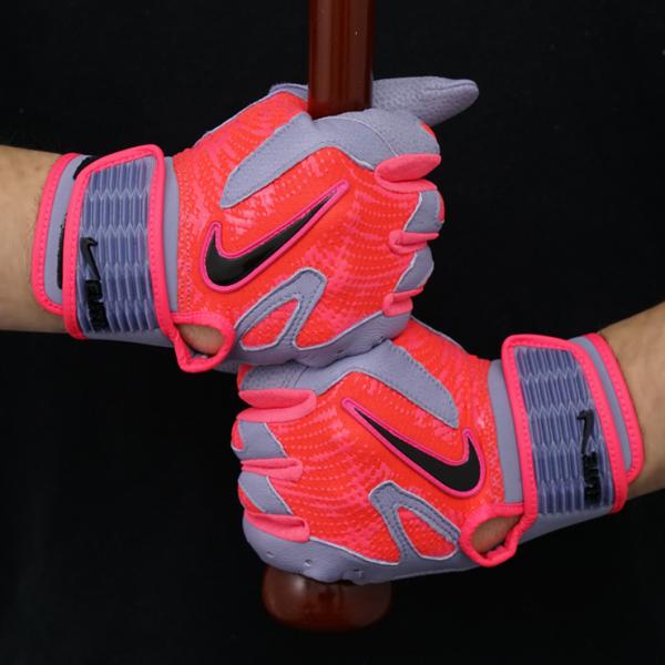 ナイキの大人用「アルファ エリート2.0」バッティンググローブ！掌にはテクスチャ加工のゴートレザーを使用し、優れたグリップ力と耐久性を実現Dri-FITテクノロジーが、快適さと速乾性を保ちます。小指・親指部分に通気穴を配置し、グローブ内部の...